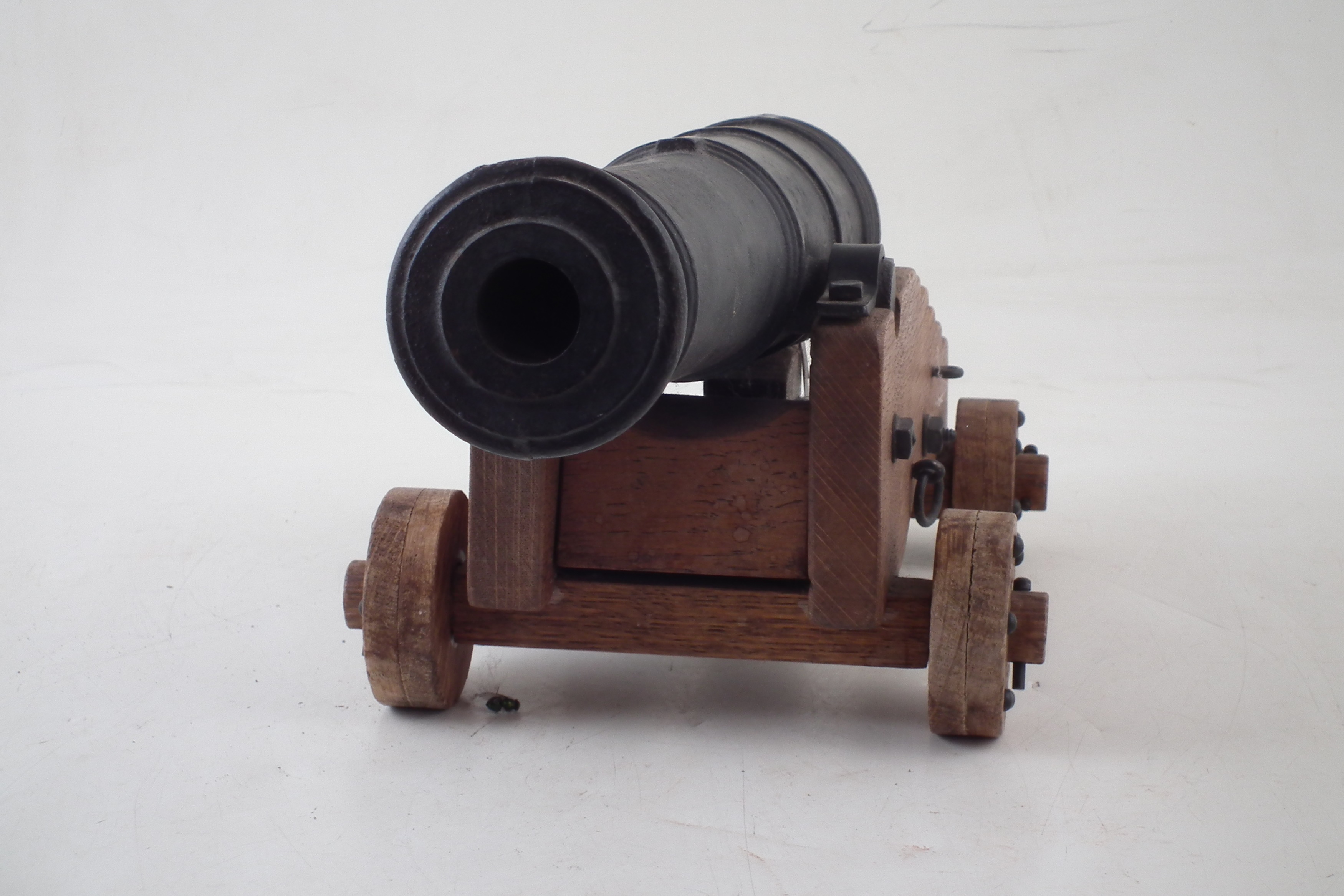 Lot 221 - 20th century model of a Naval cannon