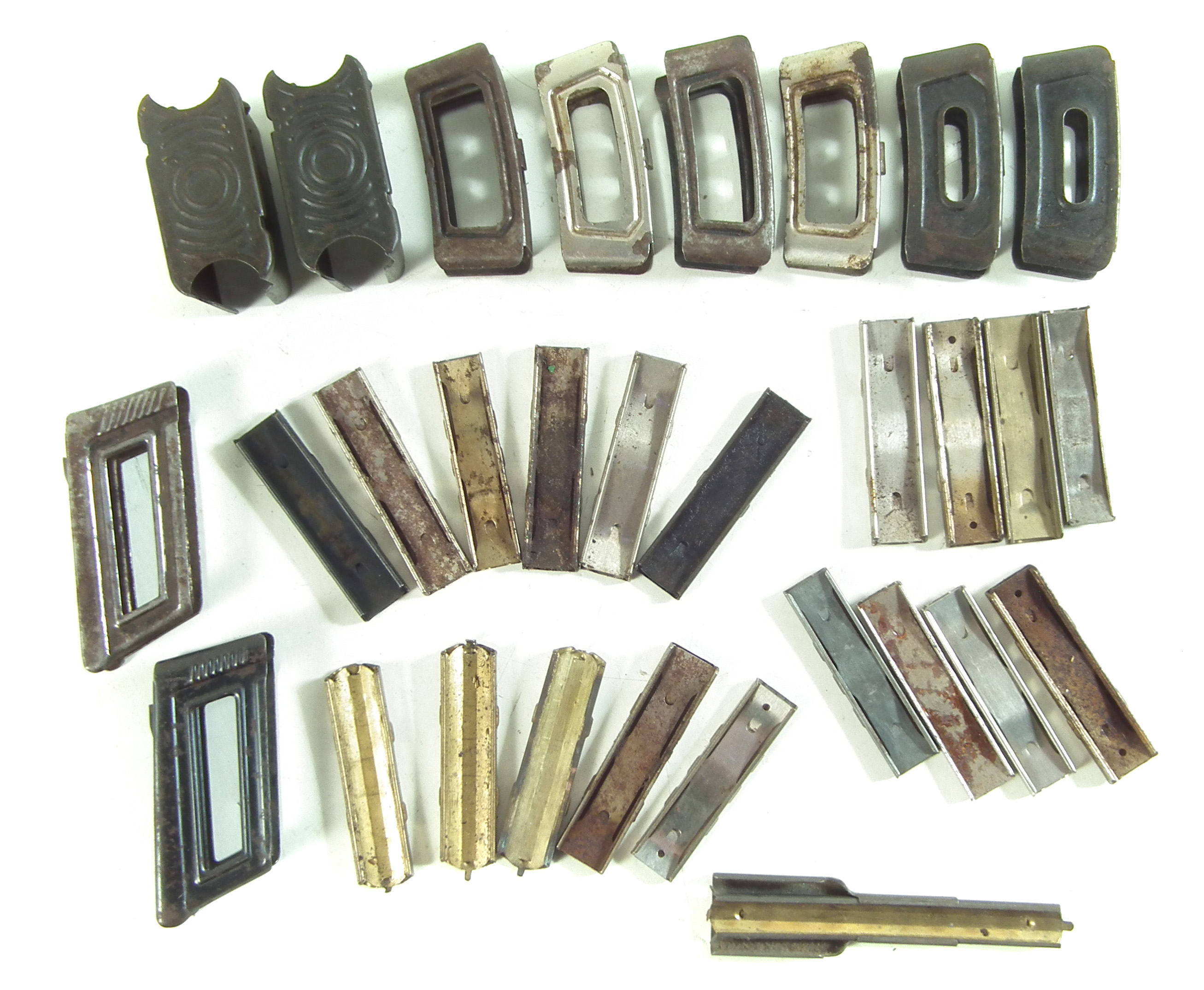Lot 142 - Thirty assorted vintage rifle clips and