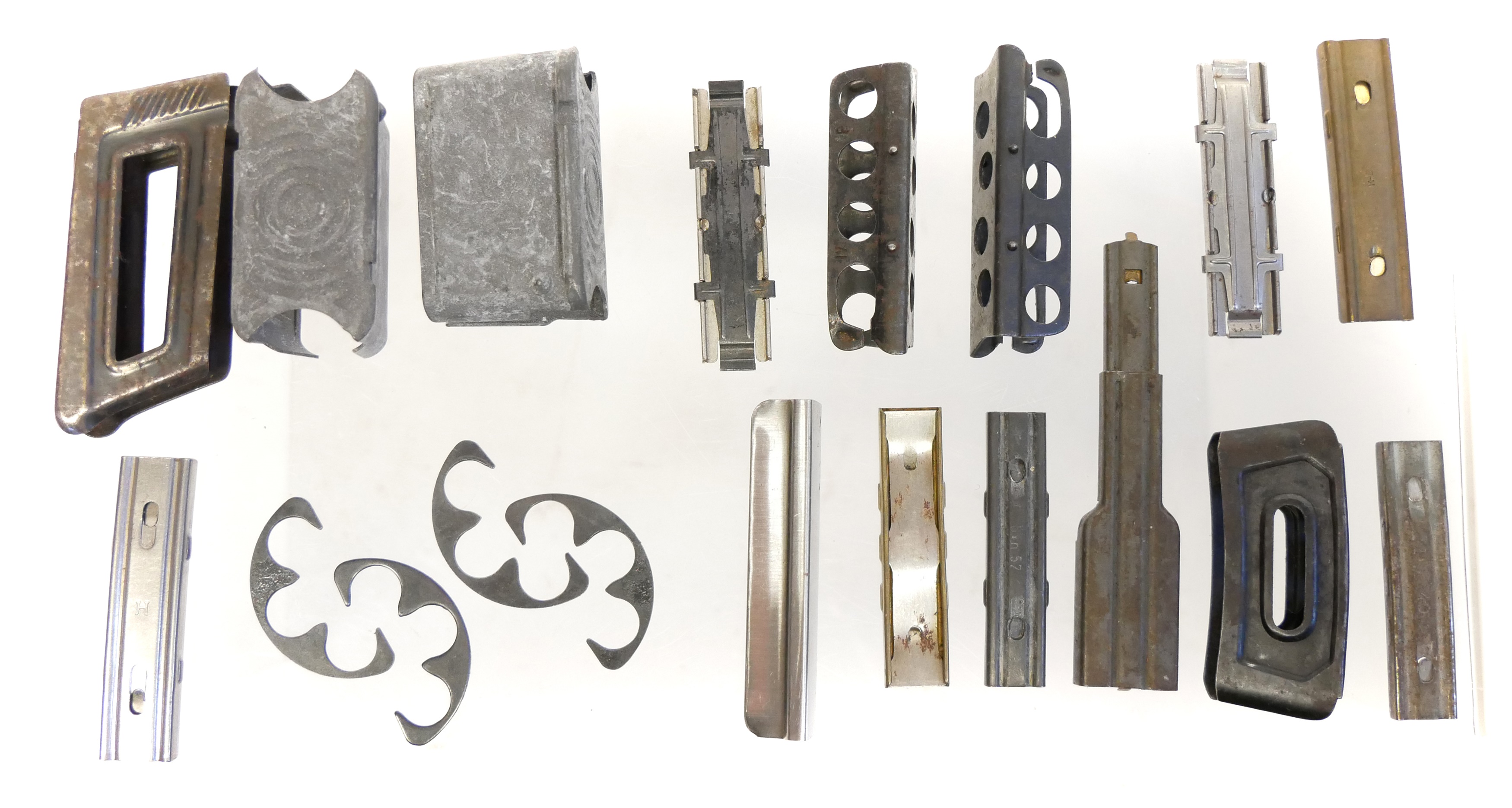 Lot 242 - Sixteen assorted rifle clips