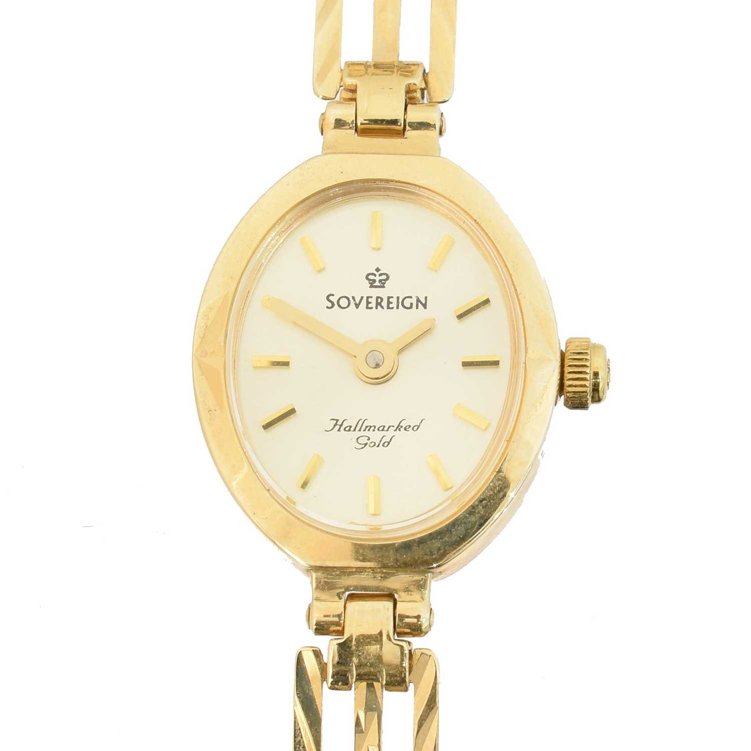 Lot 109 - A 9ct gold watch by Sovereign,