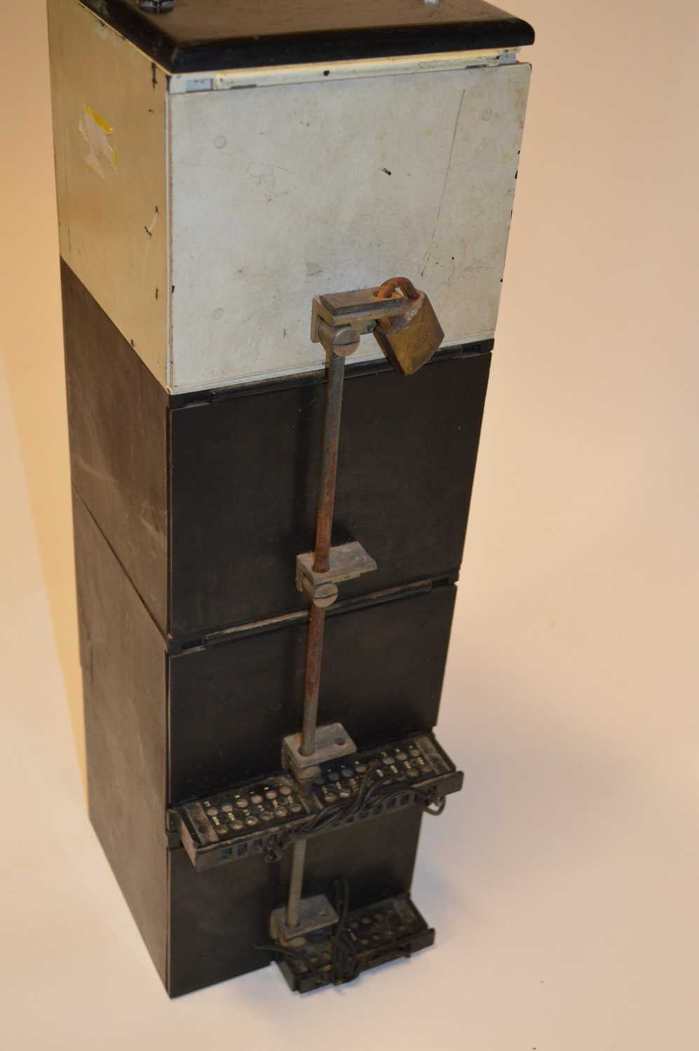 Lot 200 - BR Penguin Block instrument