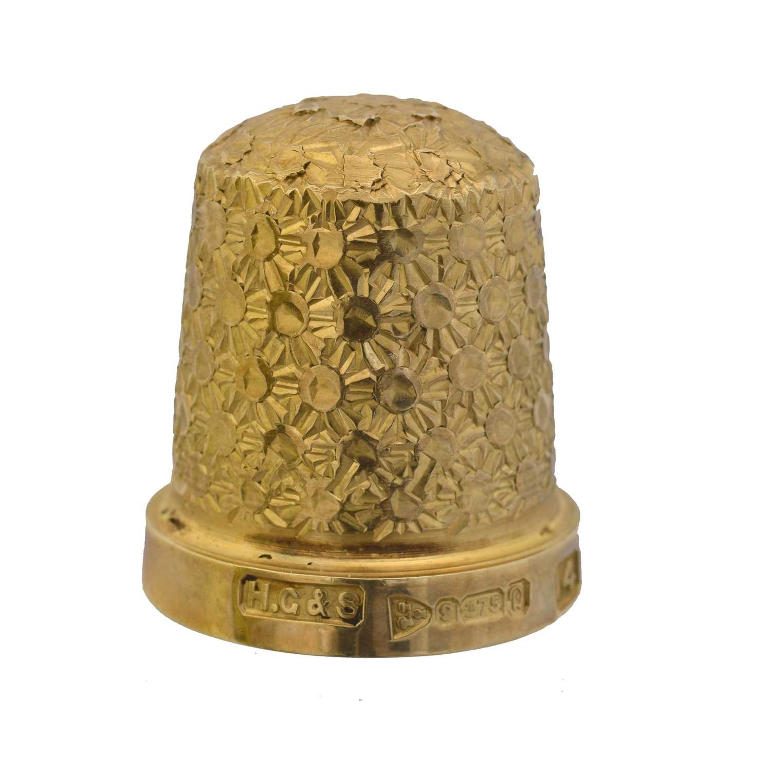 Lot 199 - A 1930s 9ct gold thimble.
