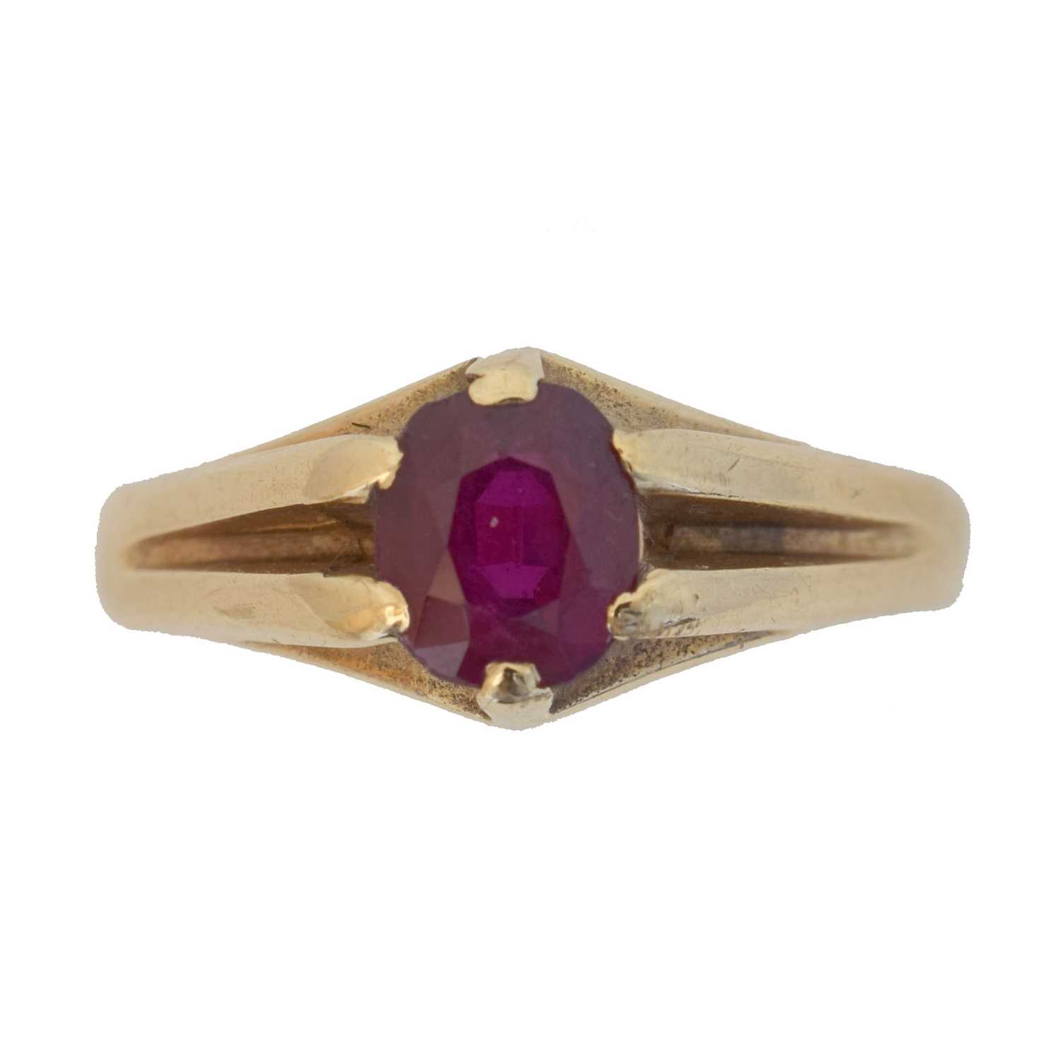 Lot 66 - A 9ct gold ruby single stone ring.