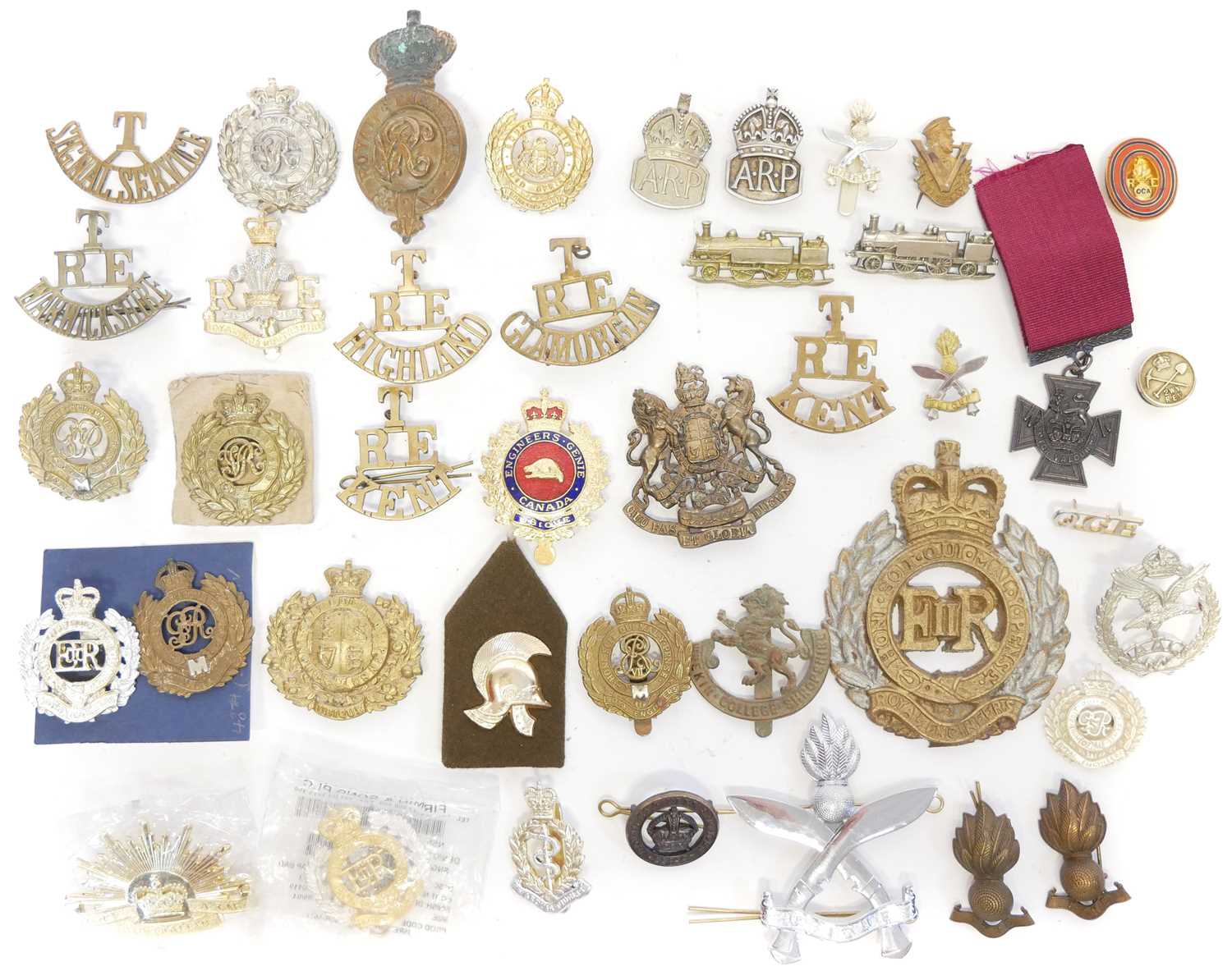 Lot 184 - Collection of cap badges and other uniform