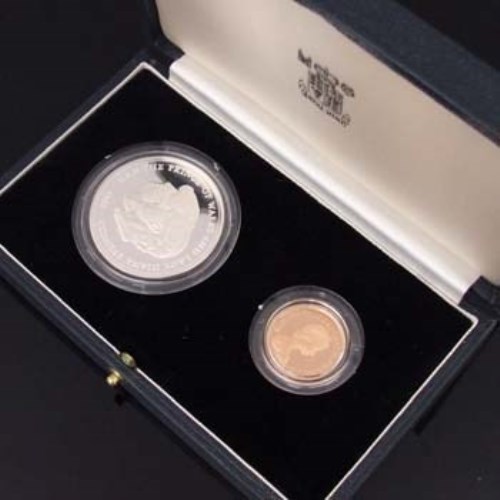 Lot 405 - 1981 proof gold sovereign and silver crown.