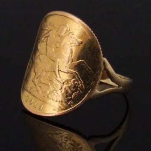 Lot 512 - Gold half sovereign ring.
