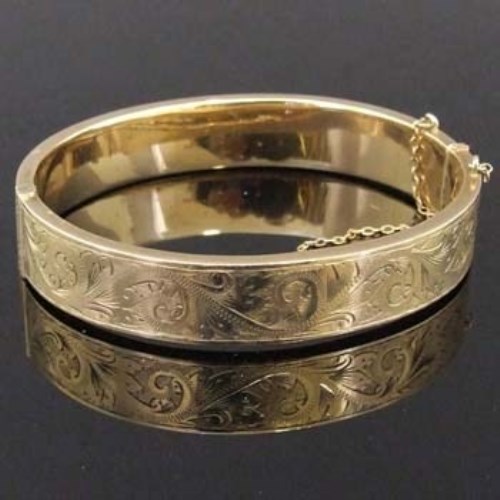 Lot 357 - 9ct gold hinged bangle.
