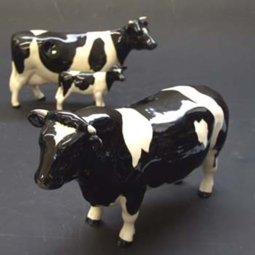 Lot 521 - Beswick Friesian cow family