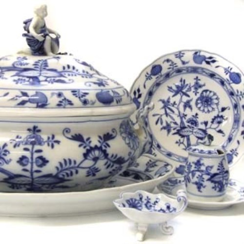 Lot 584 - Meissen onion pattern dinner service